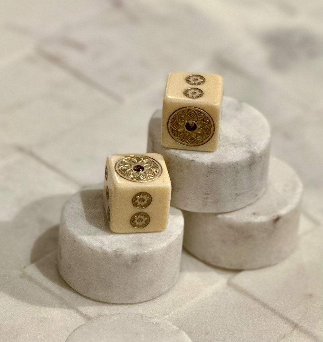 Gold Rush Bling - one pair 19 mm ivory color dice with gold & smoke to ...